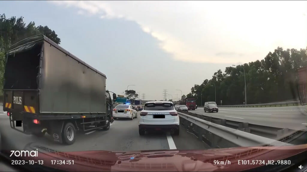 WATCH: Driver Gets Picture Taken By Abang Polis After Tailing Emergency ...