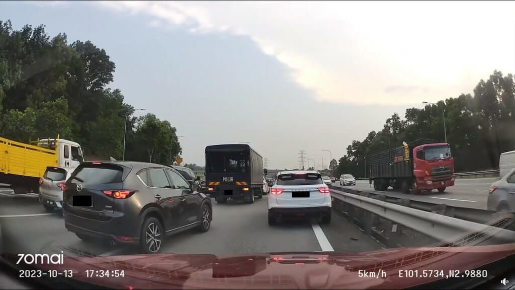 WATCH: Driver Gets Picture Taken By Abang Polis After Tailing Emergency ...