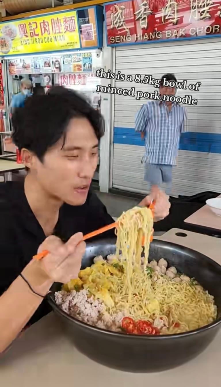 S'porean Competitive Eater Downs 8.5KG of Noodles at Hawker Stall & We ...