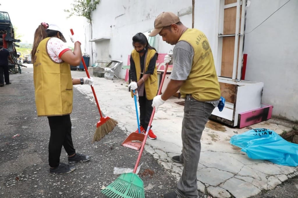 MBSA Teams Up With Volunteers To Clean Taman Sri Muda For Flood ...