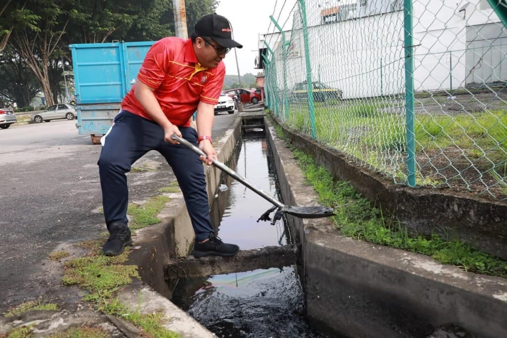 MBSA Teams Up With Volunteers To Clean Taman Sri Muda For Flood ...