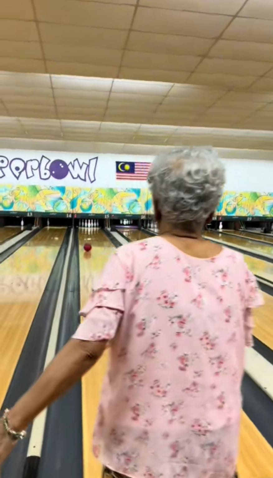 Entire Bowling Alley in Kedah Cheer For Grandmother Who Knocked Down 9 ...