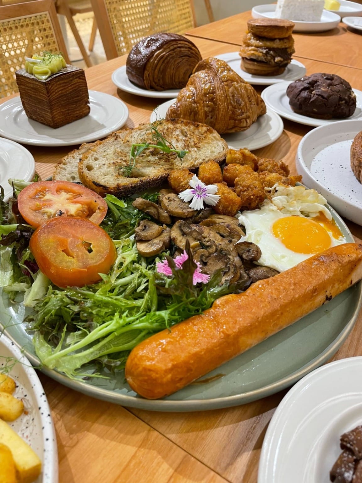 This New Yummy Pastry Place in Bukit Jalil Turns Into a Dessert Dreamhouse at Night! - WORLD OF BUZZ