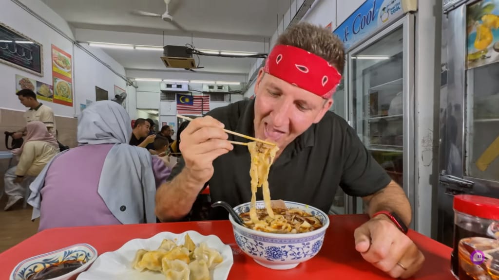 Famous YouTuber Sonny Side Goes to Petaling Street, Tries Viral Mee ...