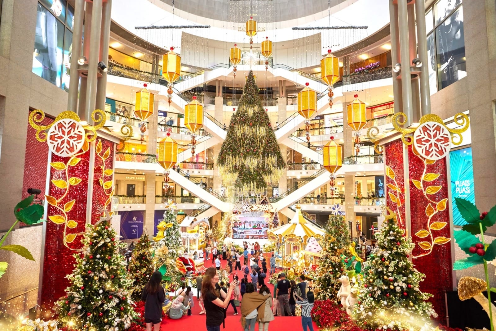 Pavilion KL Apologises & Cordons Off Christmas Tree After Branch Falls ...