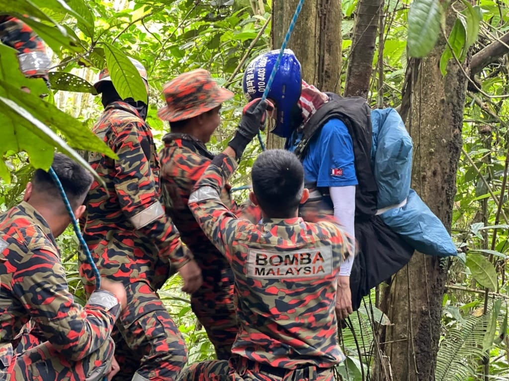 50yo Korean Paraglider in Sabah Gets Stuck on a Tree 50 metres in the ...