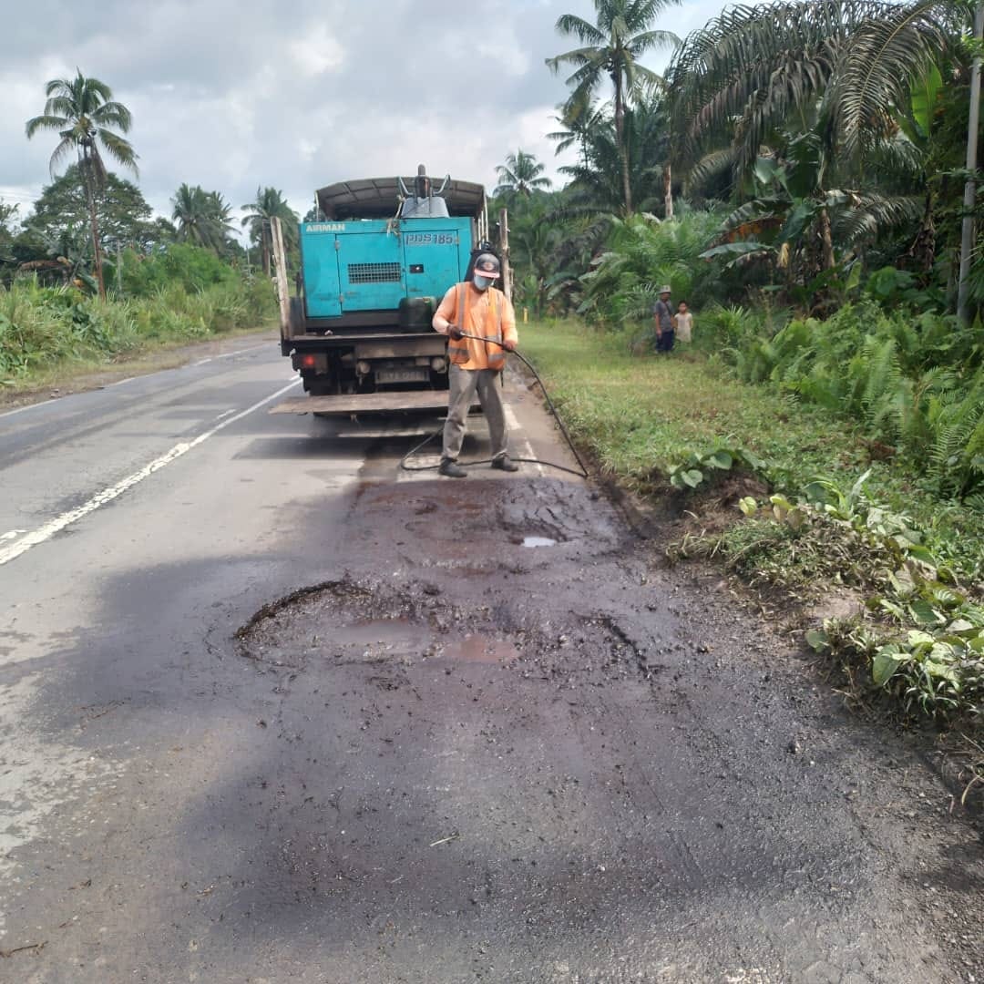 Frustrated Sabahan "Fixes" Pothole by Planting Banana Tree in it ...