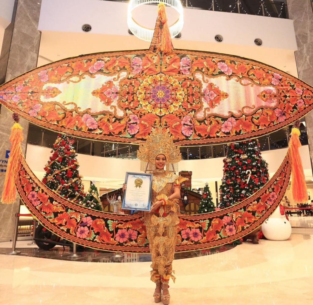 Mrs M'sia World National Costume Breaks Record as Largest Wau Costume ...