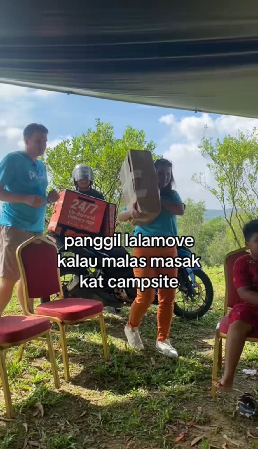 Lalamove Rider Receives Praise For Making Big Delivery to a Secluded ...