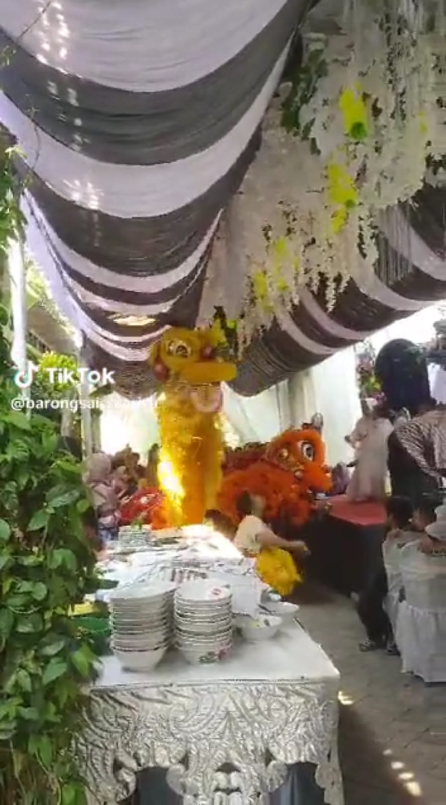 Lion Dancers Accidentally Get Costume's Head Stuck on Ceiling Decor ...