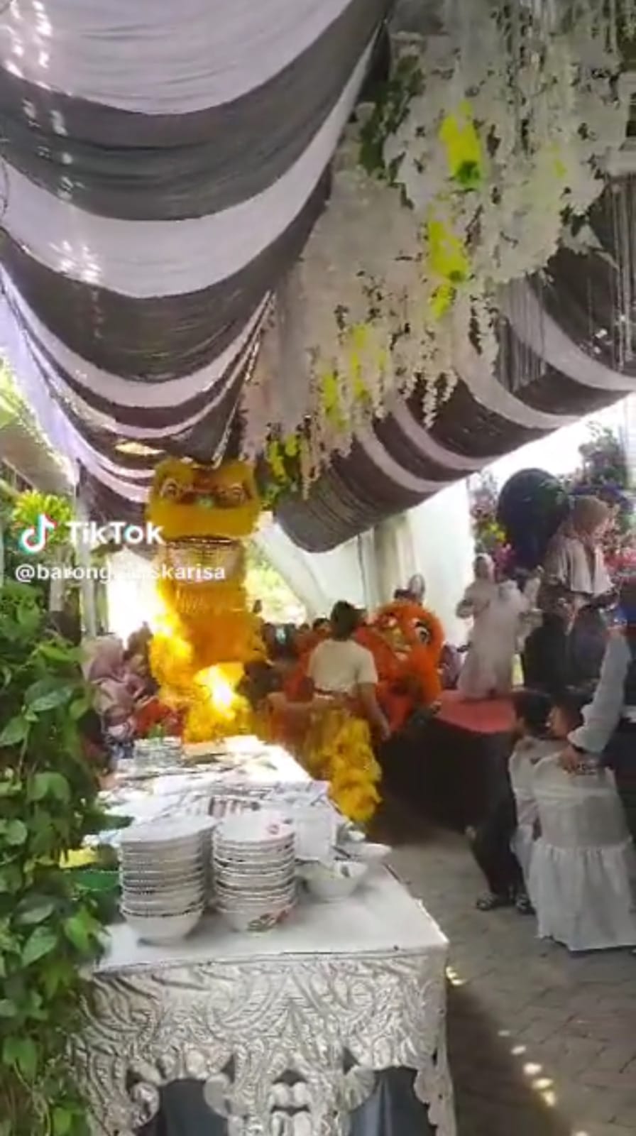 Lion Dancers Accidentally Get Costume's Head Stuck on Ceiling Decor ...