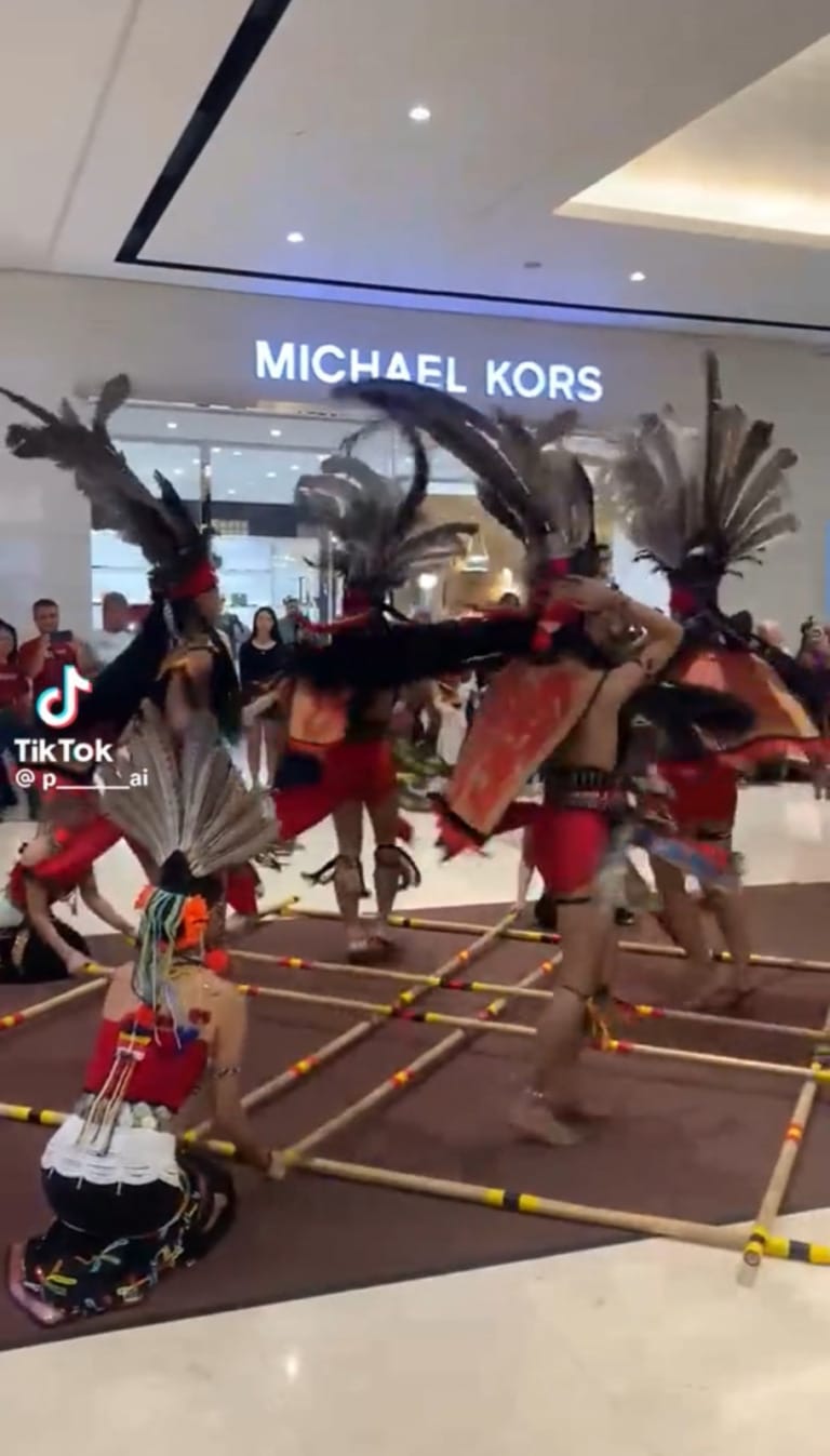 M'sian Dancers Dazzle Crowd With Traditional Anggalang Magunatip Dance ...