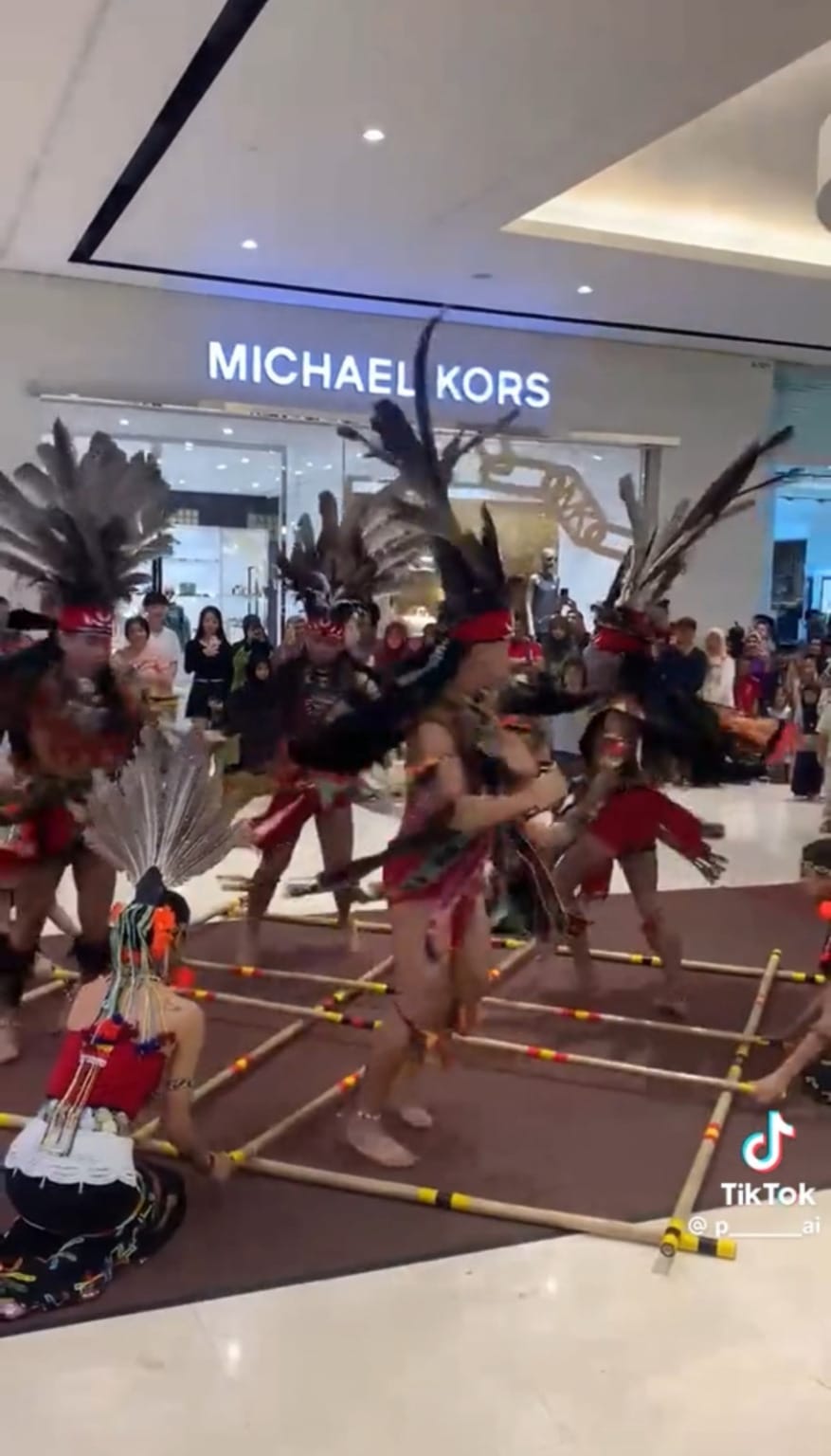 M'sian Dancers Dazzle Crowd With Traditional Anggalang Magunatip Dance ...