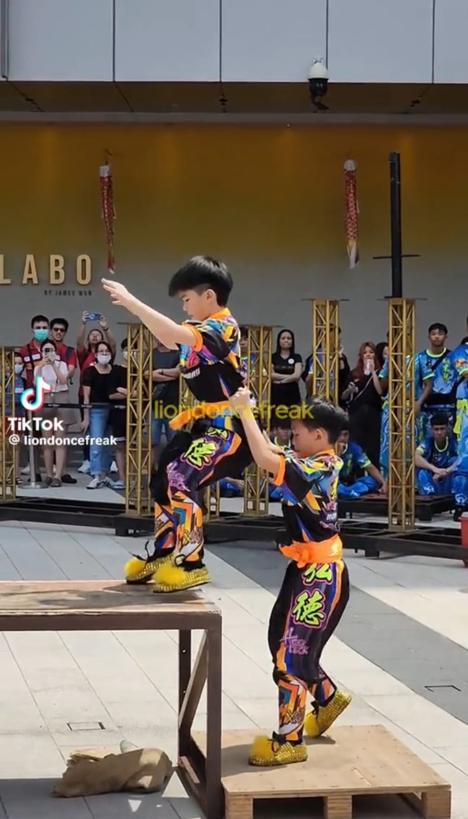 Kid Lion Dancers Perform Swift Routine at Bukit Bintang & It's the ...