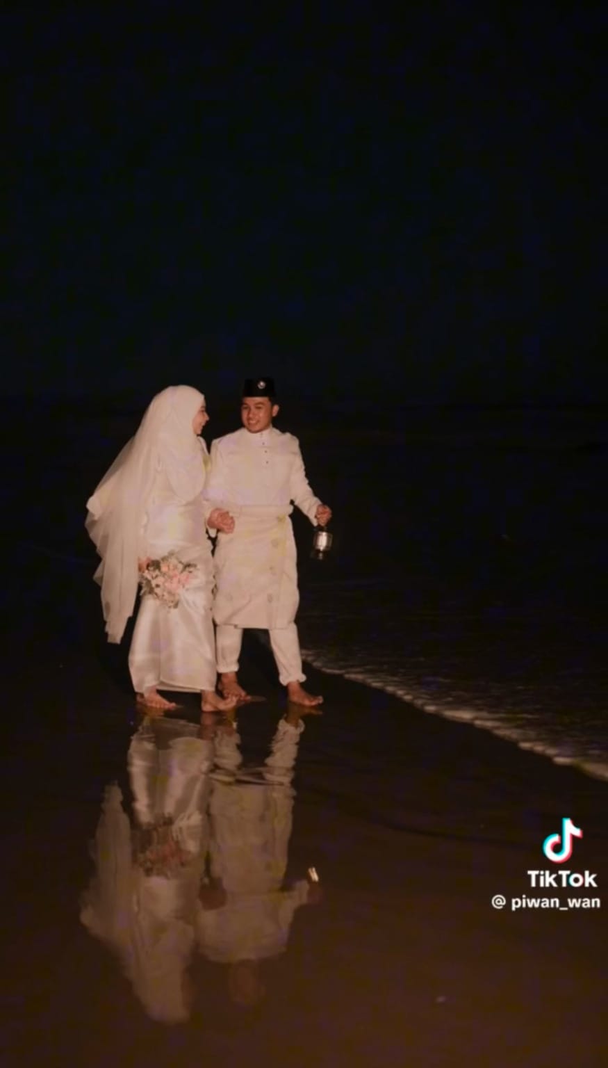 M'sian Newlyweds Brave Through Heavy Rain & Strong Tides at Beach to ...