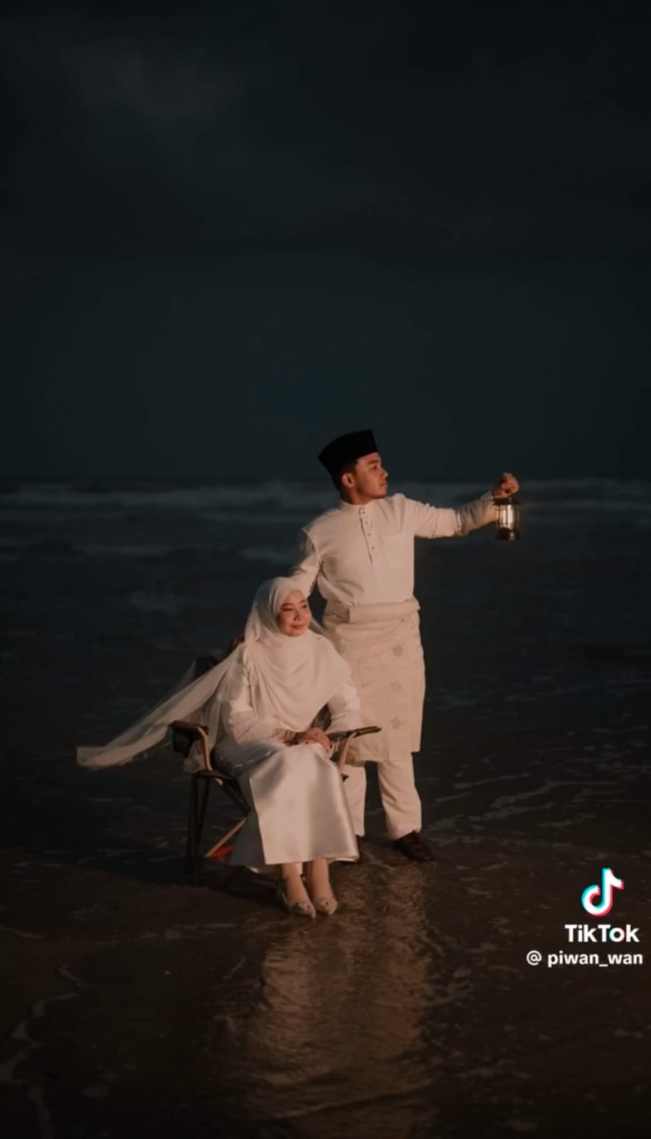 M'sian Newlyweds Brave Through Heavy Rain & Strong Tides at Beach to ...