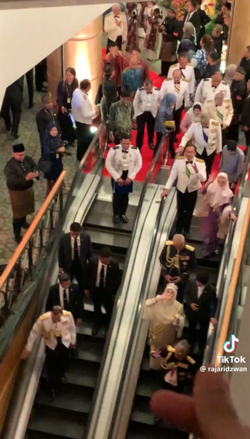 Raja Permaisuri Agong Blows Kisses & Makes Heart Symbol for M'sians ...