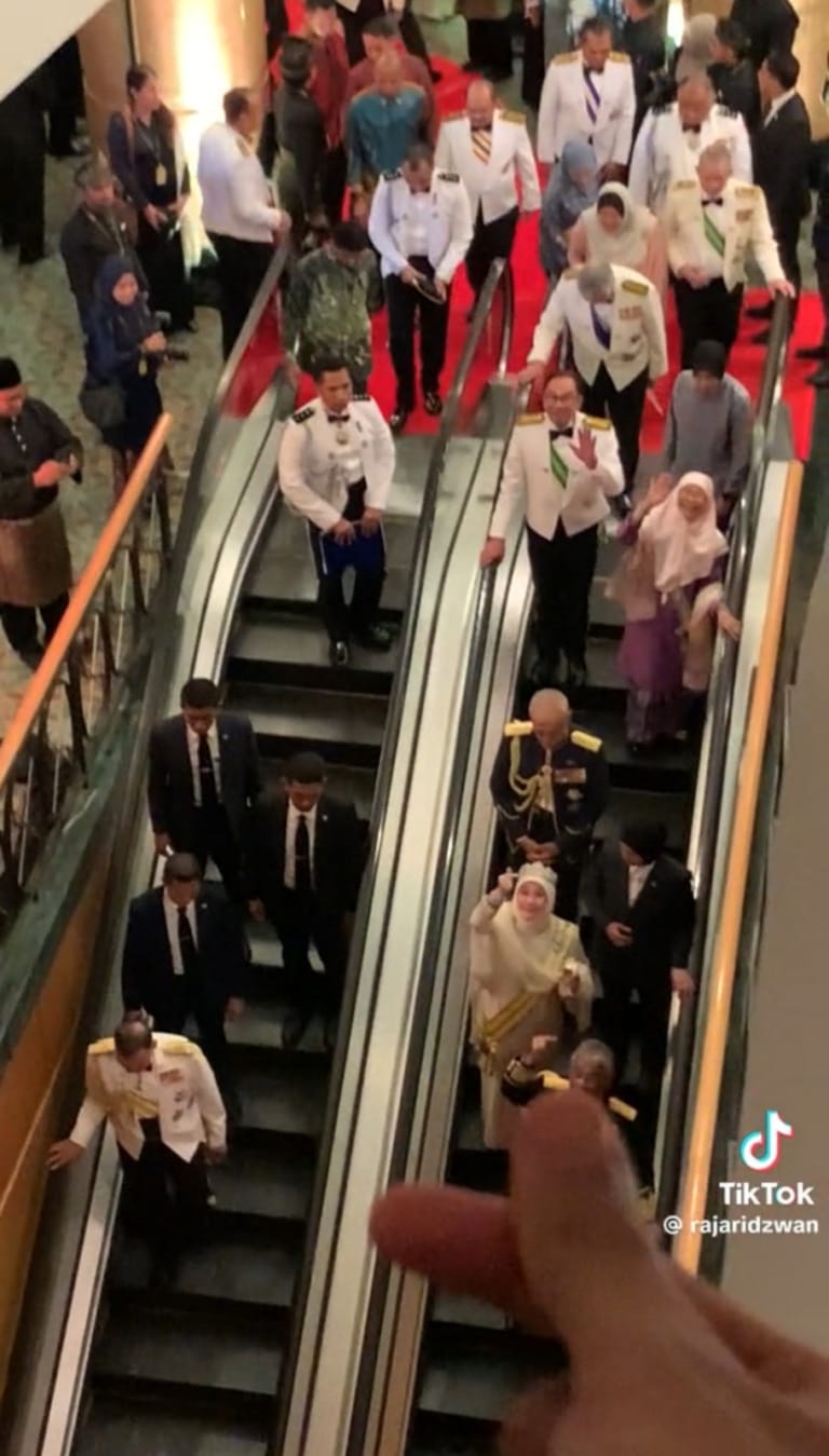 Raja Permaisuri Agong Blows Kisses & Makes Heart Symbol for M'sians ...