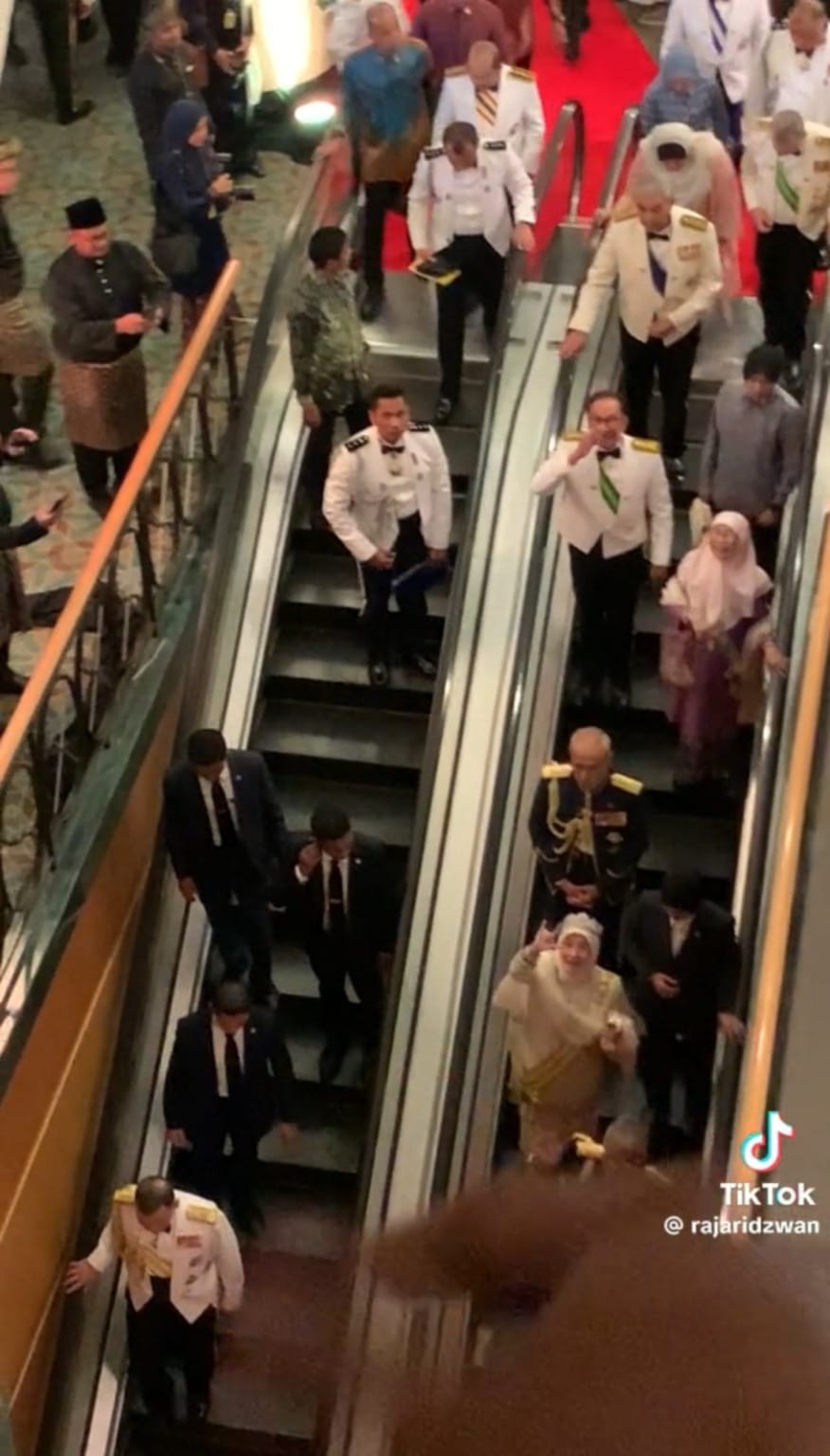 Raja Permaisuri Agong Blows Kisses & Makes Heart Symbol for M'sians ...