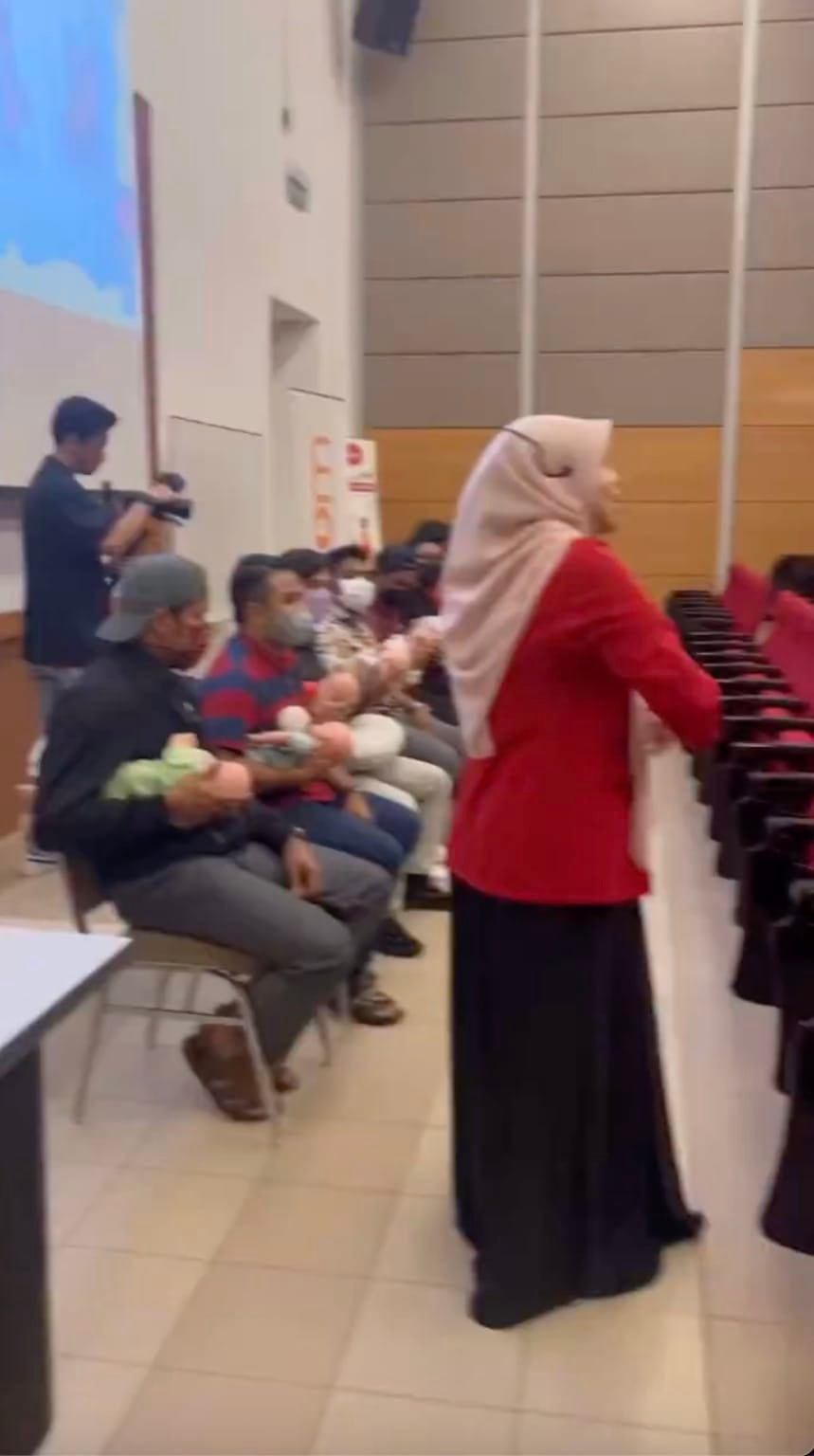 Netizens Praise These M'sian Men for Joining Breastfeeding Classes to ...