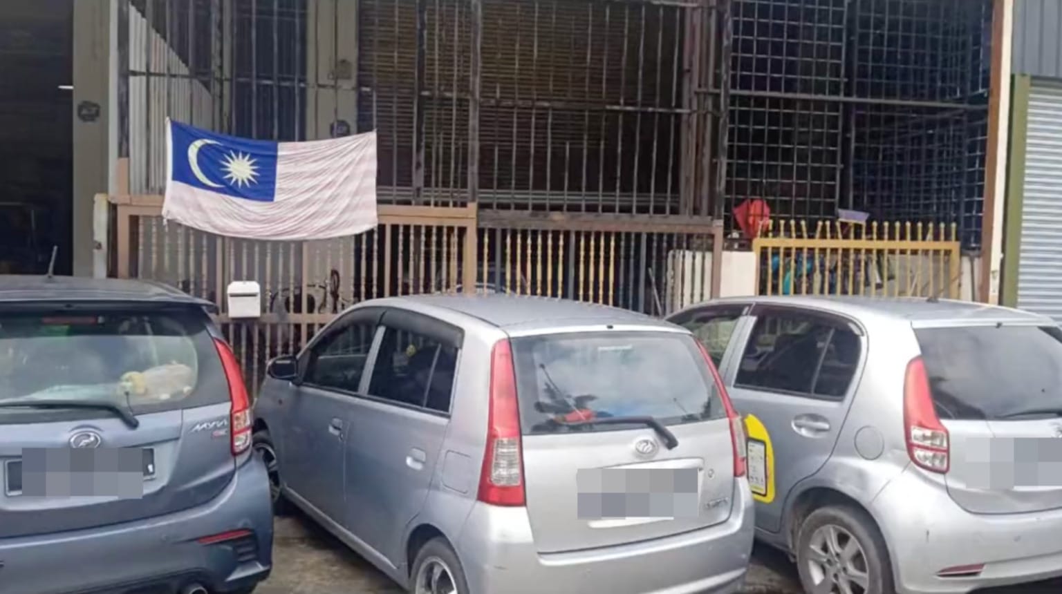 Frustrated M'sian Uses Forklift to Remove Parked Cars Blocking His ...