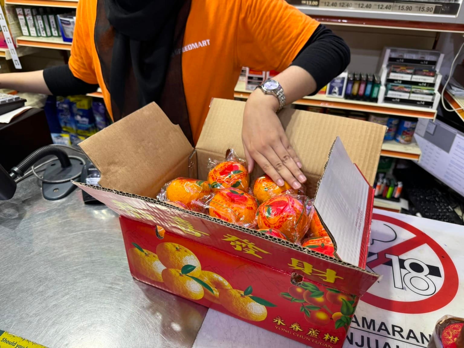 M'sian Praises Shop Worker for Checking Every Single Mandarin Orange in ...