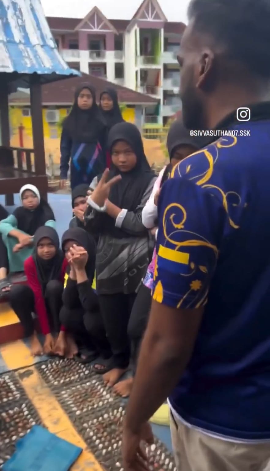 M'sian Primary School Teacher & Warden Has Emotional Farewell with Year ...