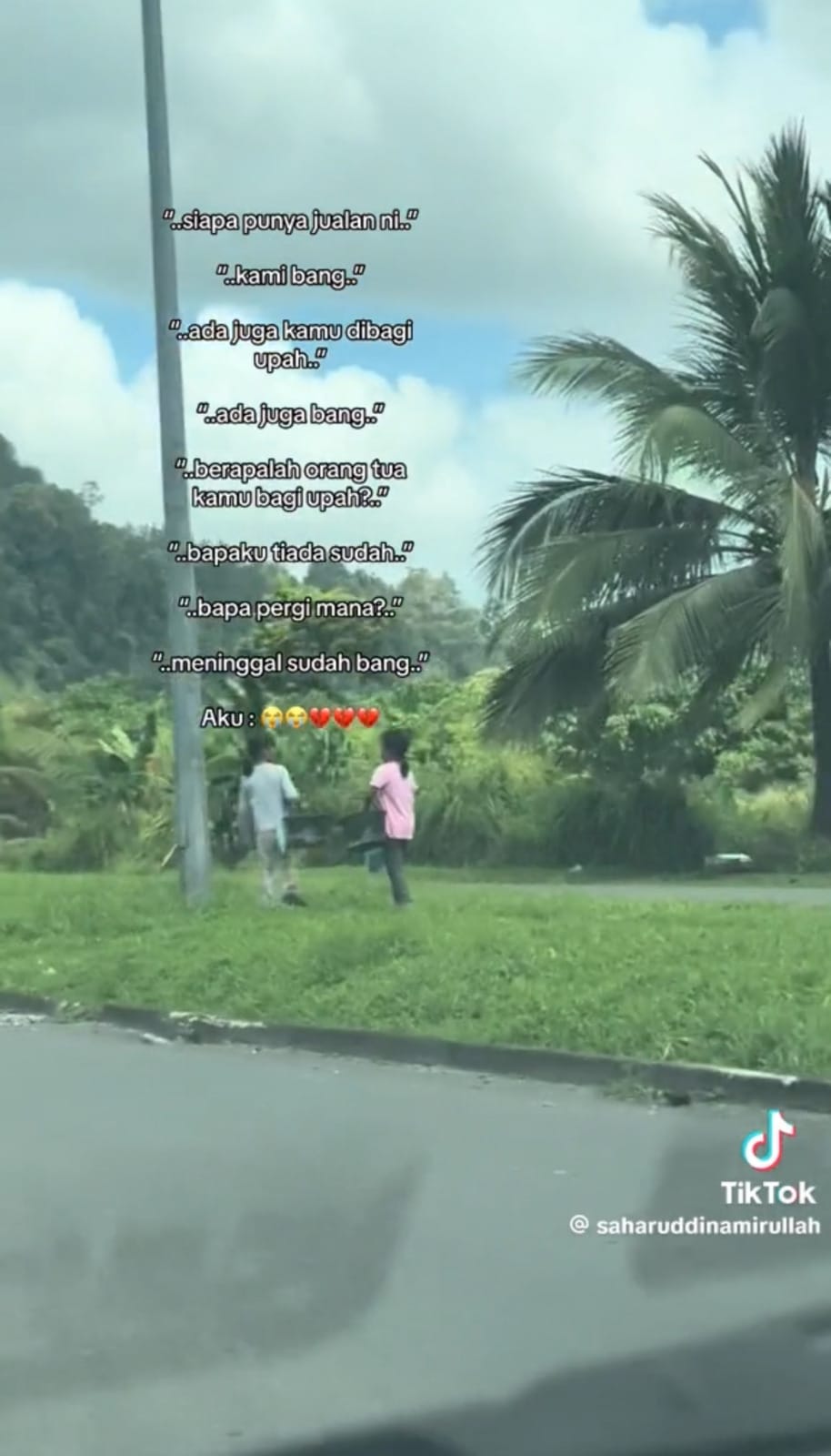 M'sian Spots Young Girls Selling Curry Puffs by the Road to Make Ends ...