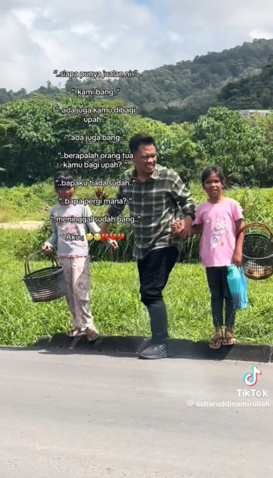 M'sian Spots Young Girls Selling Curry Puffs by the Road to Make Ends ...