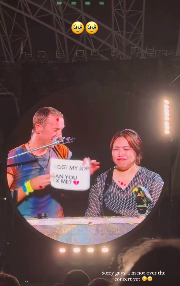 Chris Martin Comforts & Serenades Emotional Fan Who Lost Her Job During ...