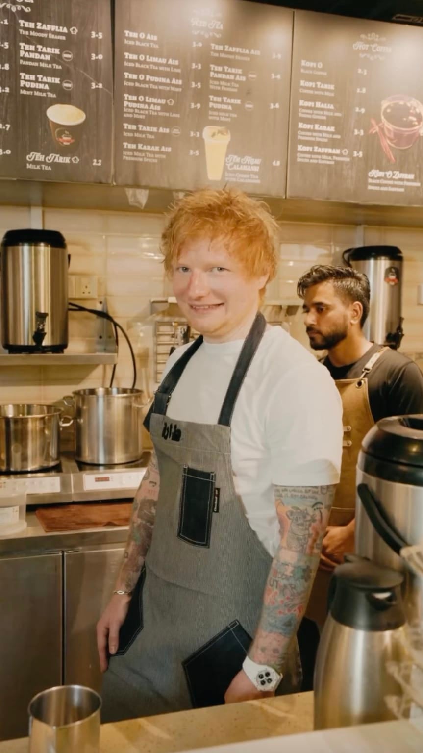 Ed Sheeran Makes Teh Tarik Like a Pro in S'pore, M'sians Tell Him to ...