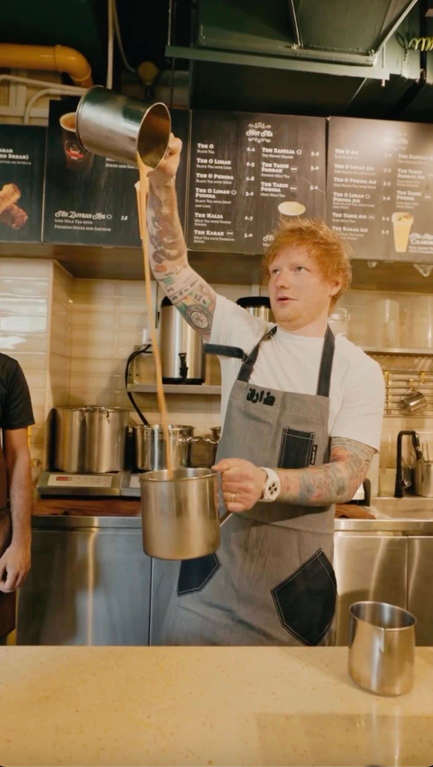 Ed Sheeran Makes Teh Tarik Like a Pro in S'pore, M'sians Tell Him to ...