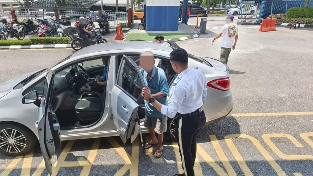Kind PDRM Officers Escort 76yo Man Home After He Walked from Puchong to ...