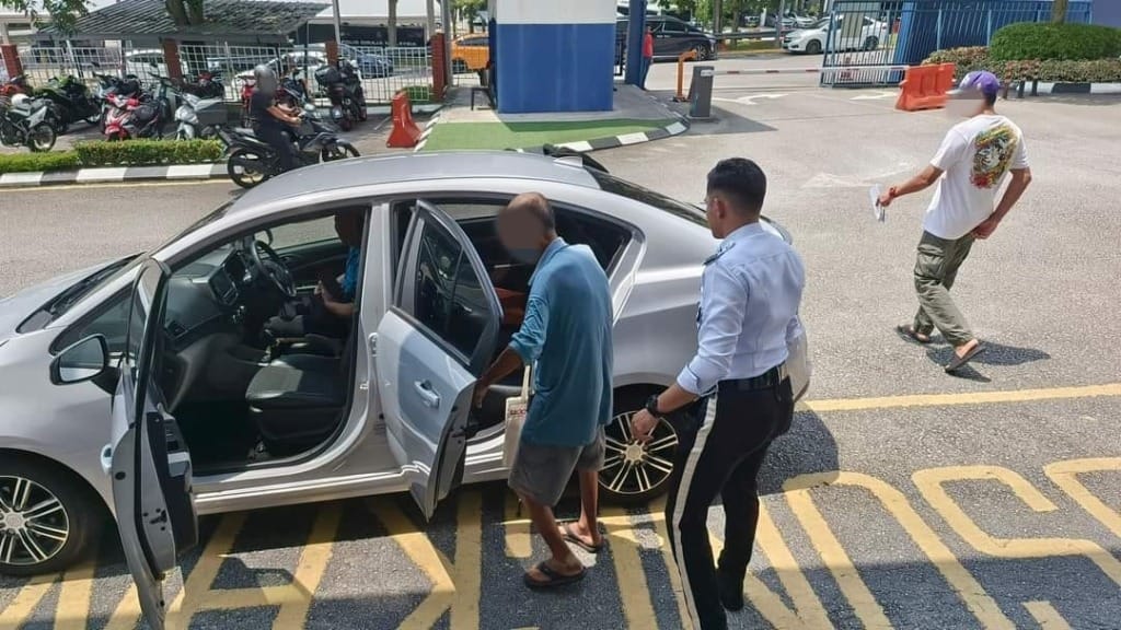Kind PDRM Officers Escort 76yo Man Home After He Walked from Puchong to ...