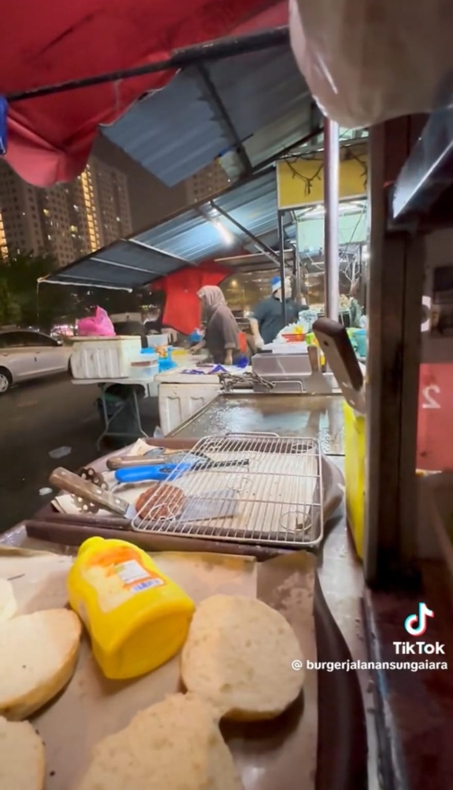 "Still smiling" - M'sians Praise Burger Stall Vendor Who Apologised to ...