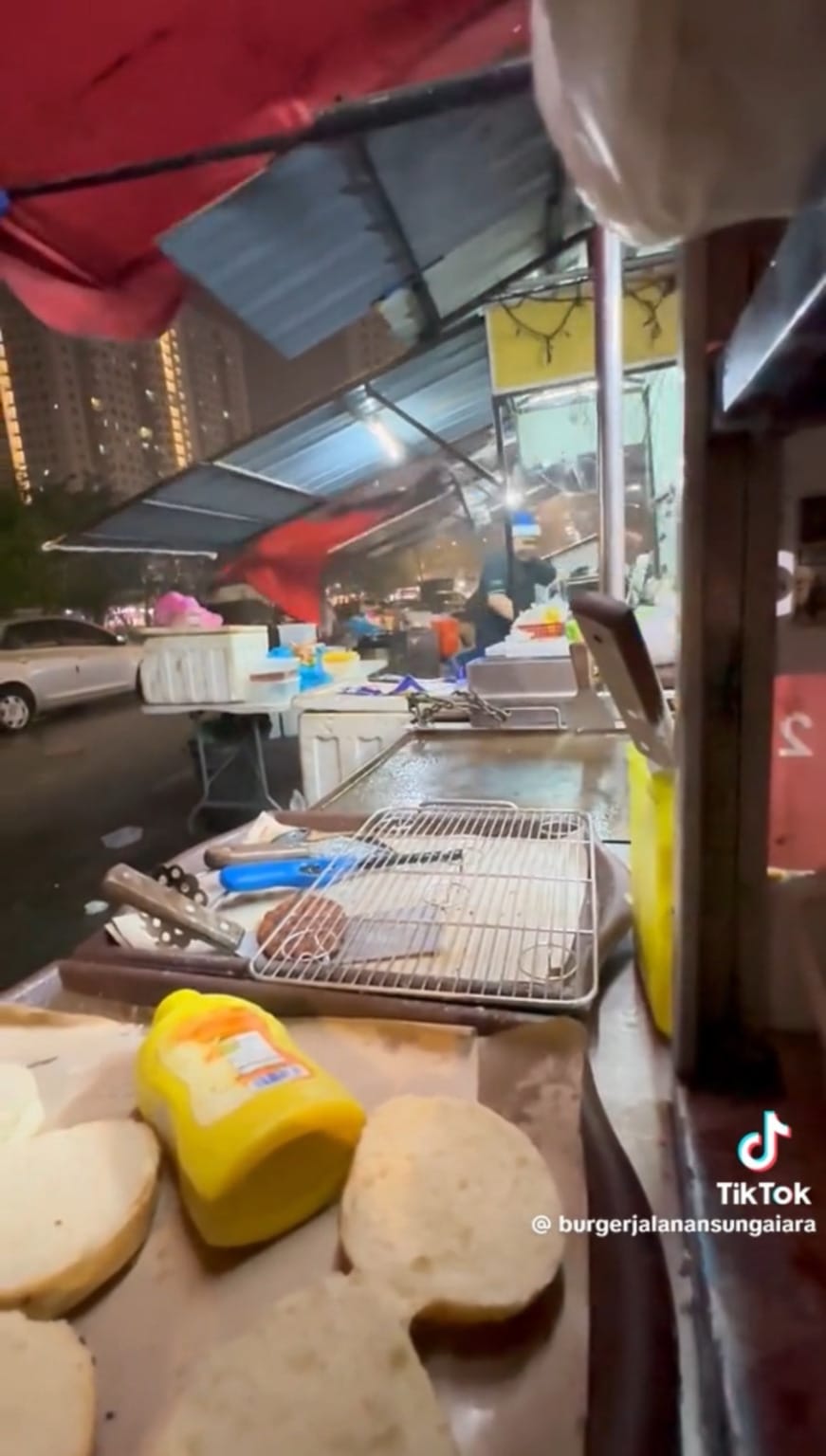 "Still smiling" - M'sians Praise Burger Stall Vendor Who Apologised to ...