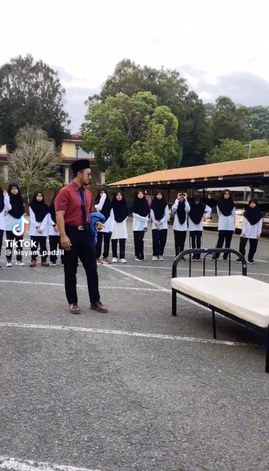 Devoted M'sian Teacher Shows Form 1 Students How to Make Their Bed at Boarding School - WORLD OF ...