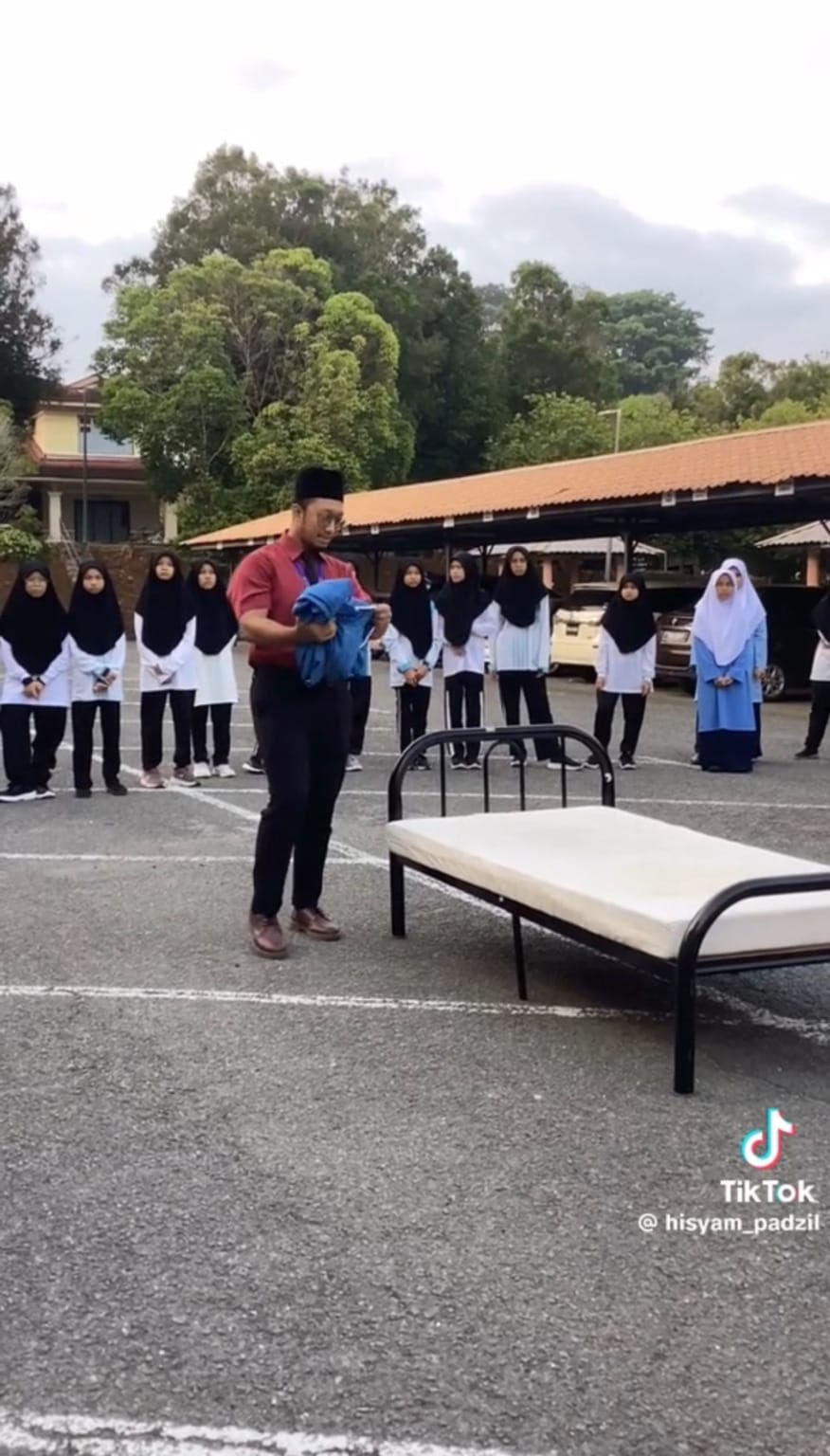 Devoted M'sian Teacher Shows Form 1 Students How to Make Their Bed at Boarding School - WORLD OF ...