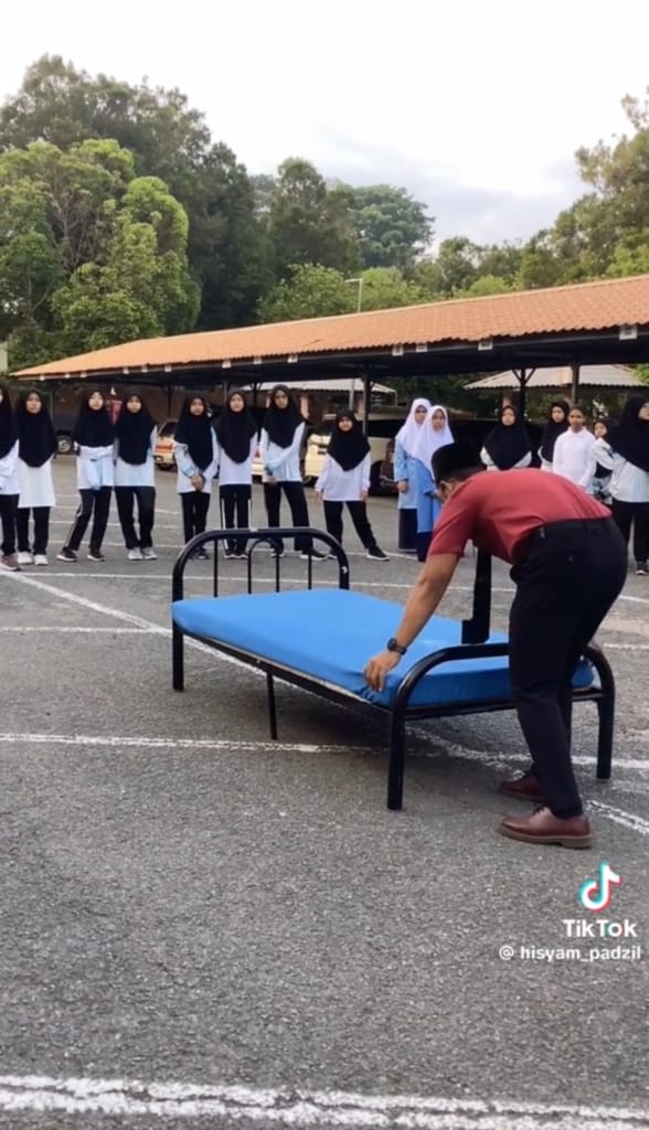 Devoted M'sian Teacher Shows Form 1 Students How to Make Their Bed at Boarding School - WORLD OF ...