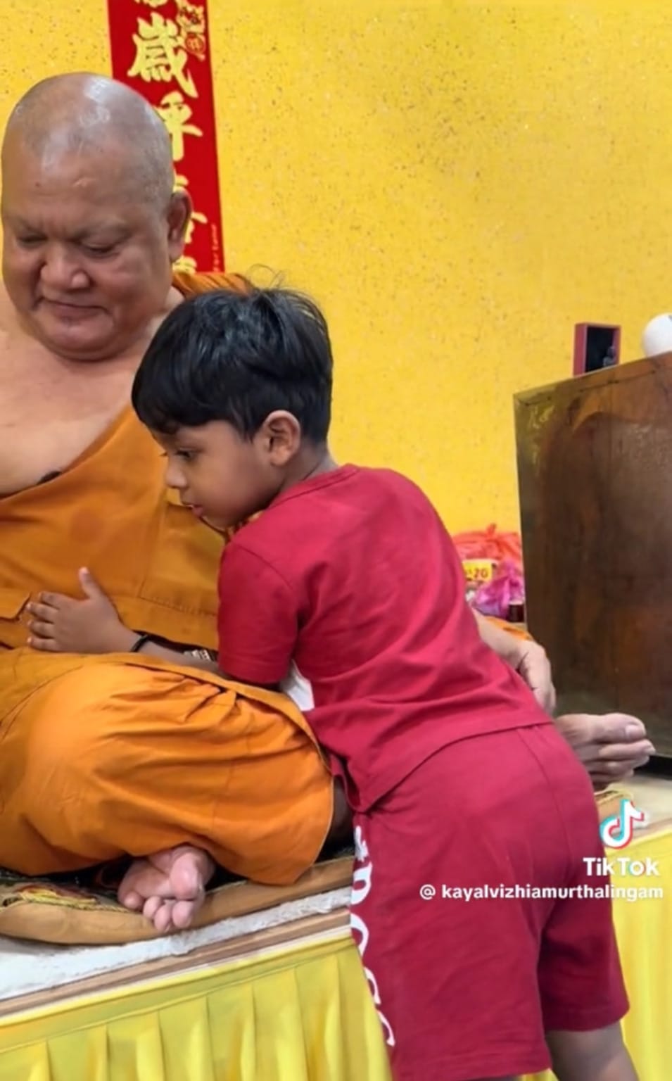 3yo M'sian Indian Boy Has Sweet Interaction & Hugs Monk After Visiting ...