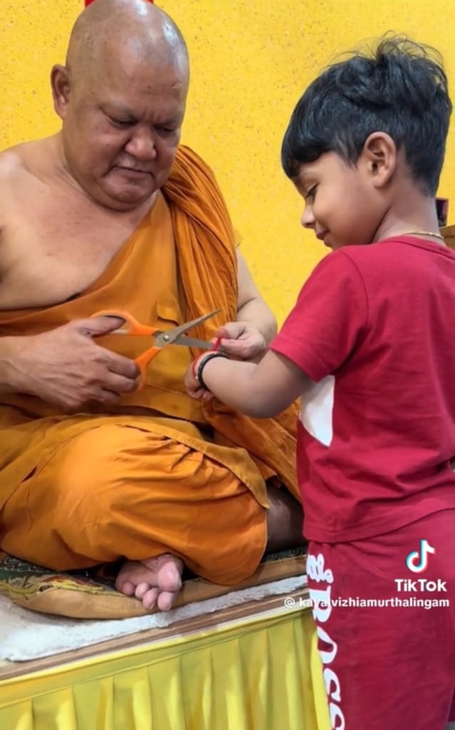 3yo M'sian Indian Boy Has Sweet Interaction & Hugs Monk After Visiting ...