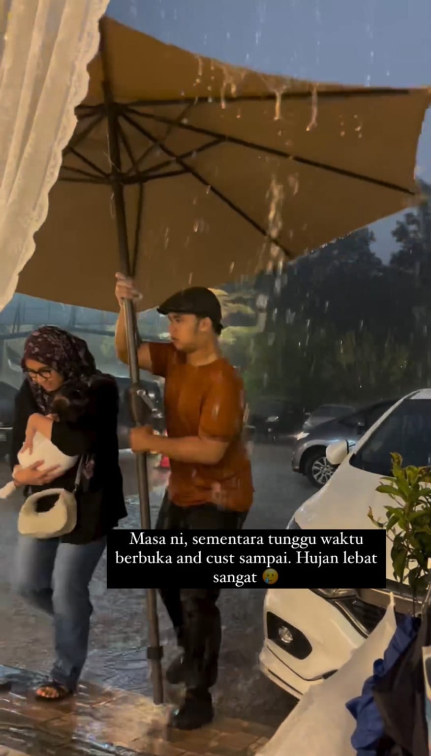 Kind M'sian Restaurant Staff Uses Giant Umbrella to Shade Customers ...