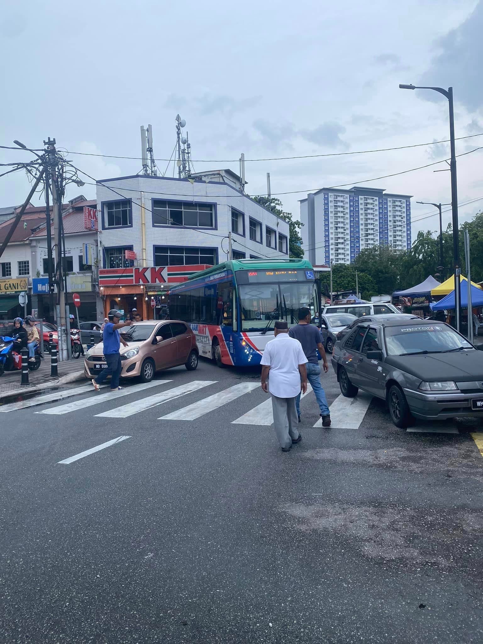 WATCH: M'sians Band Together to Physically Lift & Move Parking Car That ...