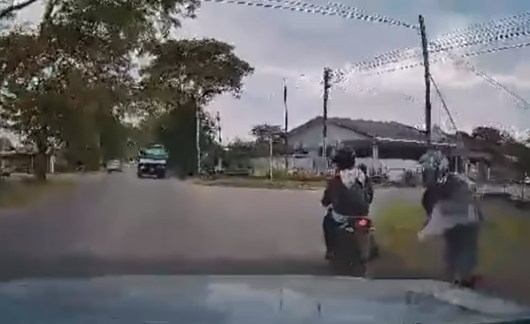 WATCH: M'sians Jump Into Action to Stop Snatch Thieves in Kuching, Successfully Saving a Victim ...