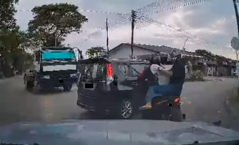 WATCH: M'sians Jump Into Action to Stop Snatch Thieves in Kuching, Successfully Saving a Victim ...