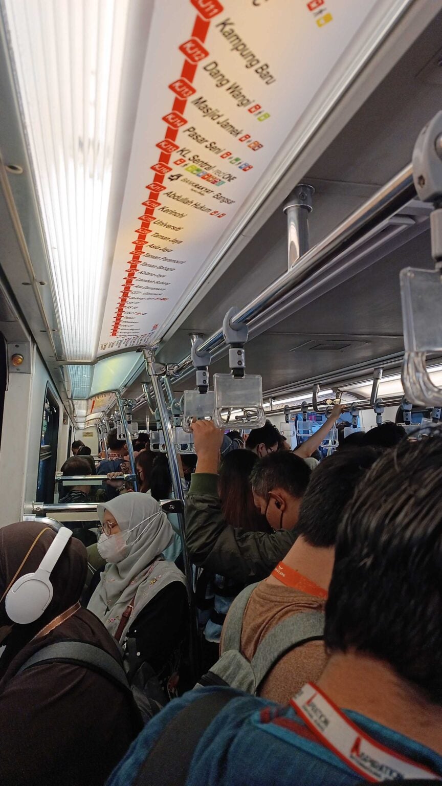 "More than 1 hour from SS15 to Kelana Jaya!" - LRT Users Hit With Major ...