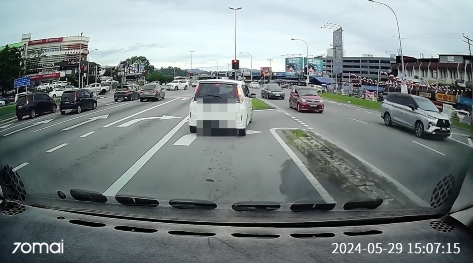 M'sians Dumbfounded by Axia Casually Driving Against Traffic & Sneaking ...