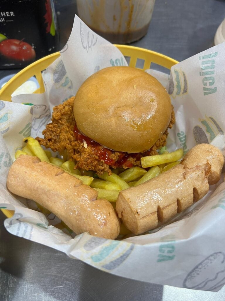 M’sian Vendor Sells Burger Combo Set for RM12.50, Some Argue That it ...