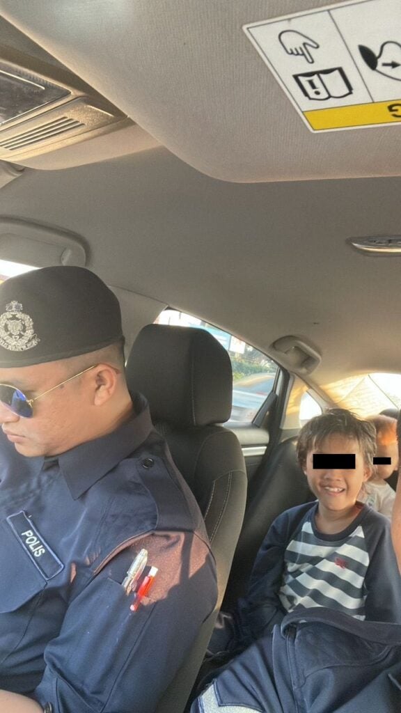 PDRM Officers Bring Motorcyclist With Flat Tyre to Workshop & Give His ...