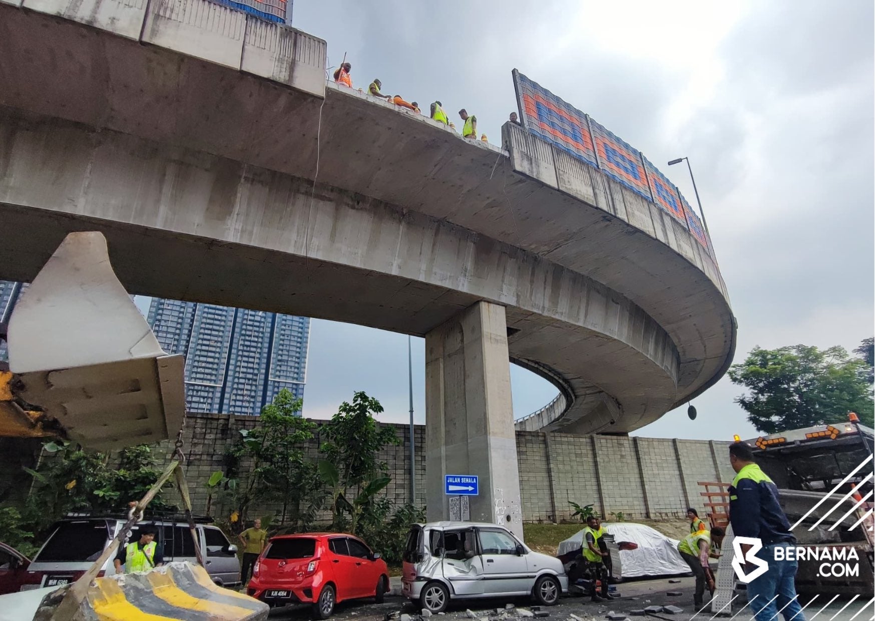 Lorry Crashes Into Concrete Barrier on DUKE Expressway & Causes it to ...